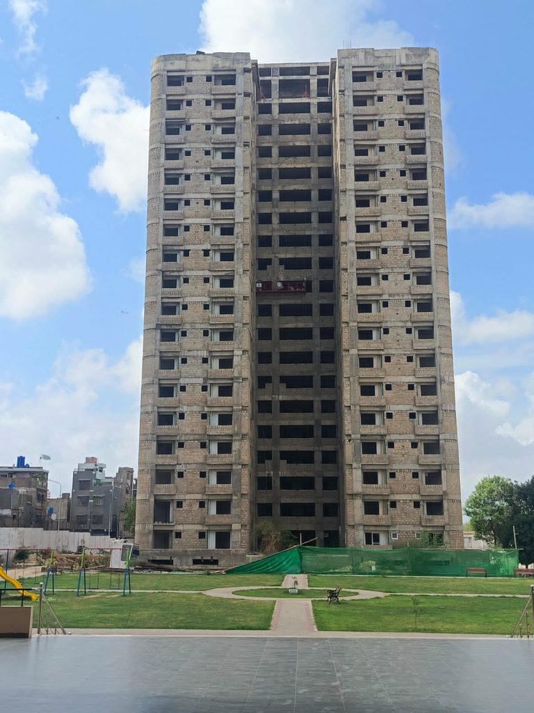 Const Compl of High Rise Tower No 2 B G 17 at Karachi - SHAHID BUILDERS